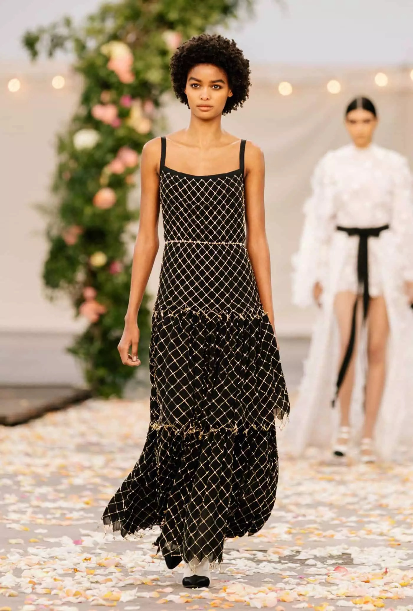 Virginie Viard òganize yon reyinyon fanmi chik pou Chanel Spring Summer '21 Haute Couture 4751_30
