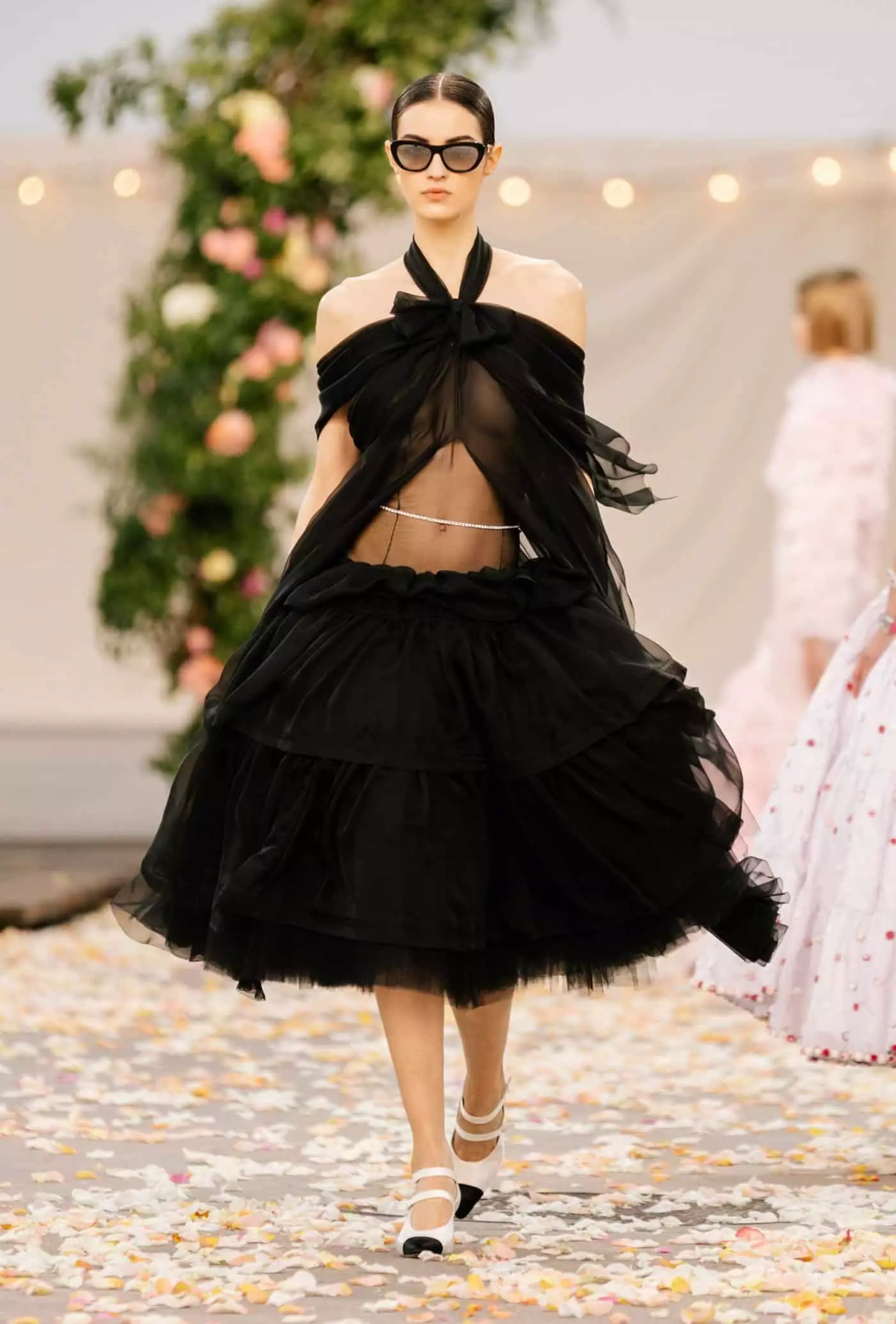 Virginie Viard òganize yon reyinyon fanmi chik pou Chanel Spring Summer '21 Haute Couture 4751_32