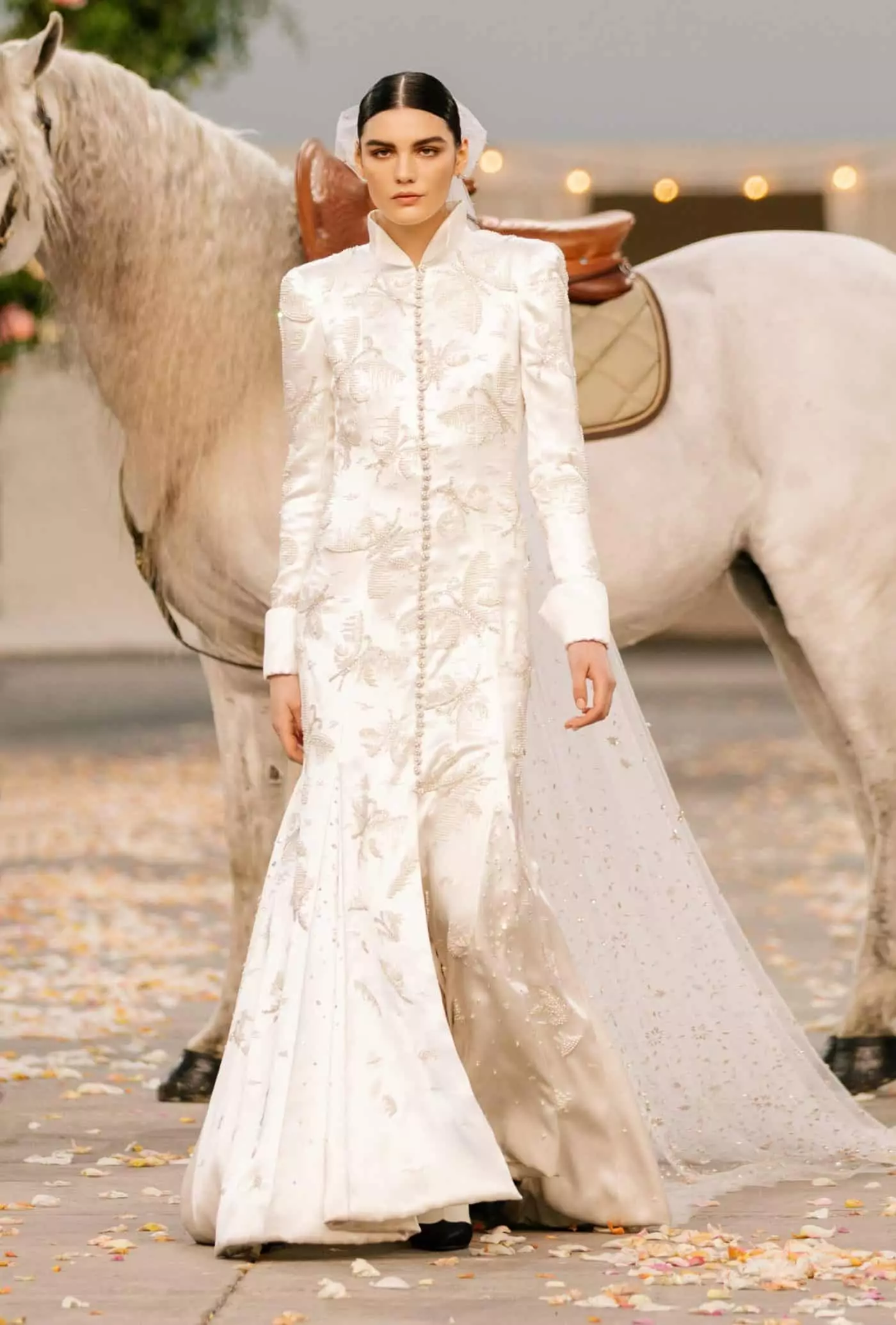 Virginie Viard är värd för en chic familjeåterförening för Chanels vårsommar ’21 Haute Couture 4751_33