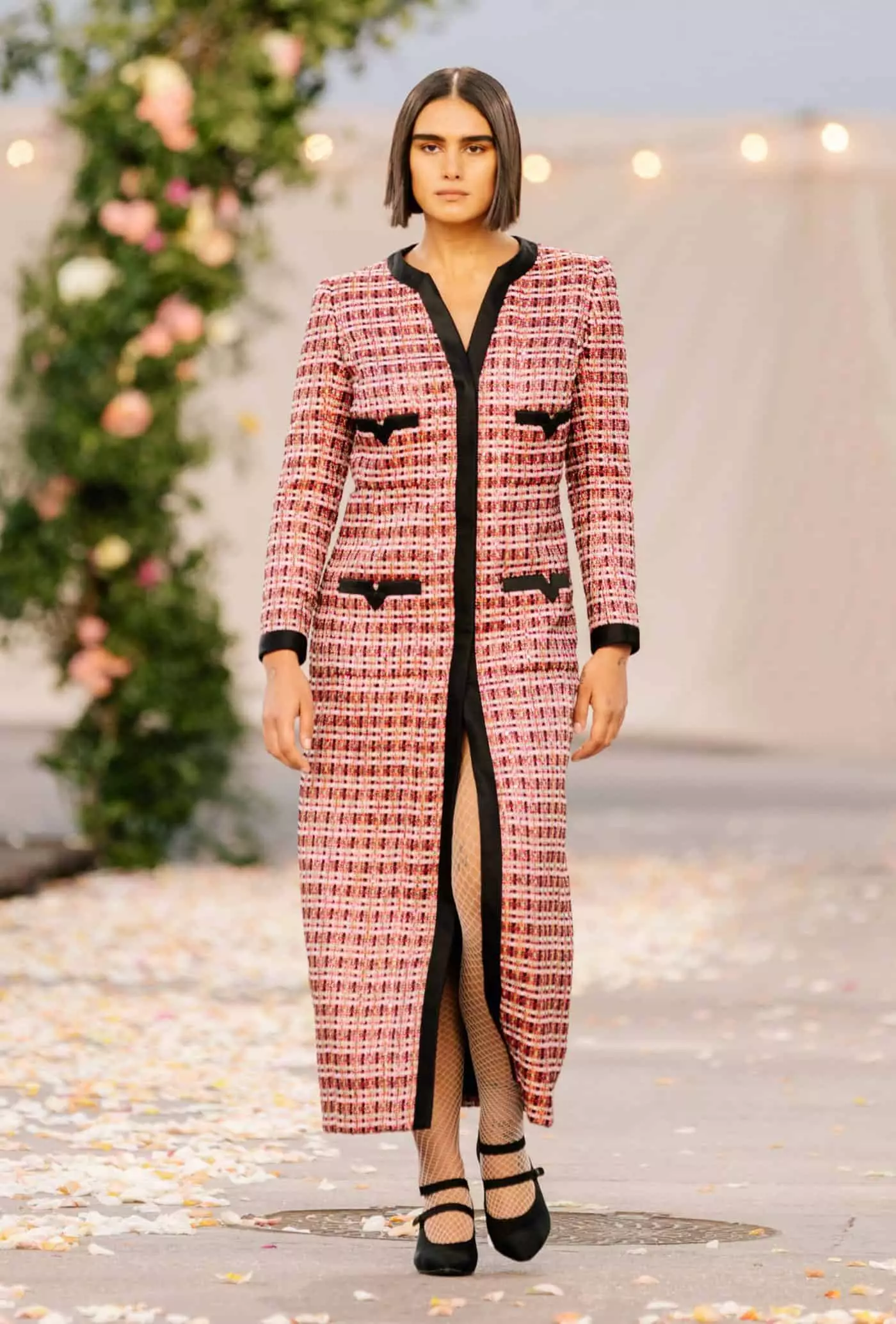 Virginie Viard òganize yon reyinyon fanmi chik pou Chanel Spring Summer '21 Haute Couture 4751_4