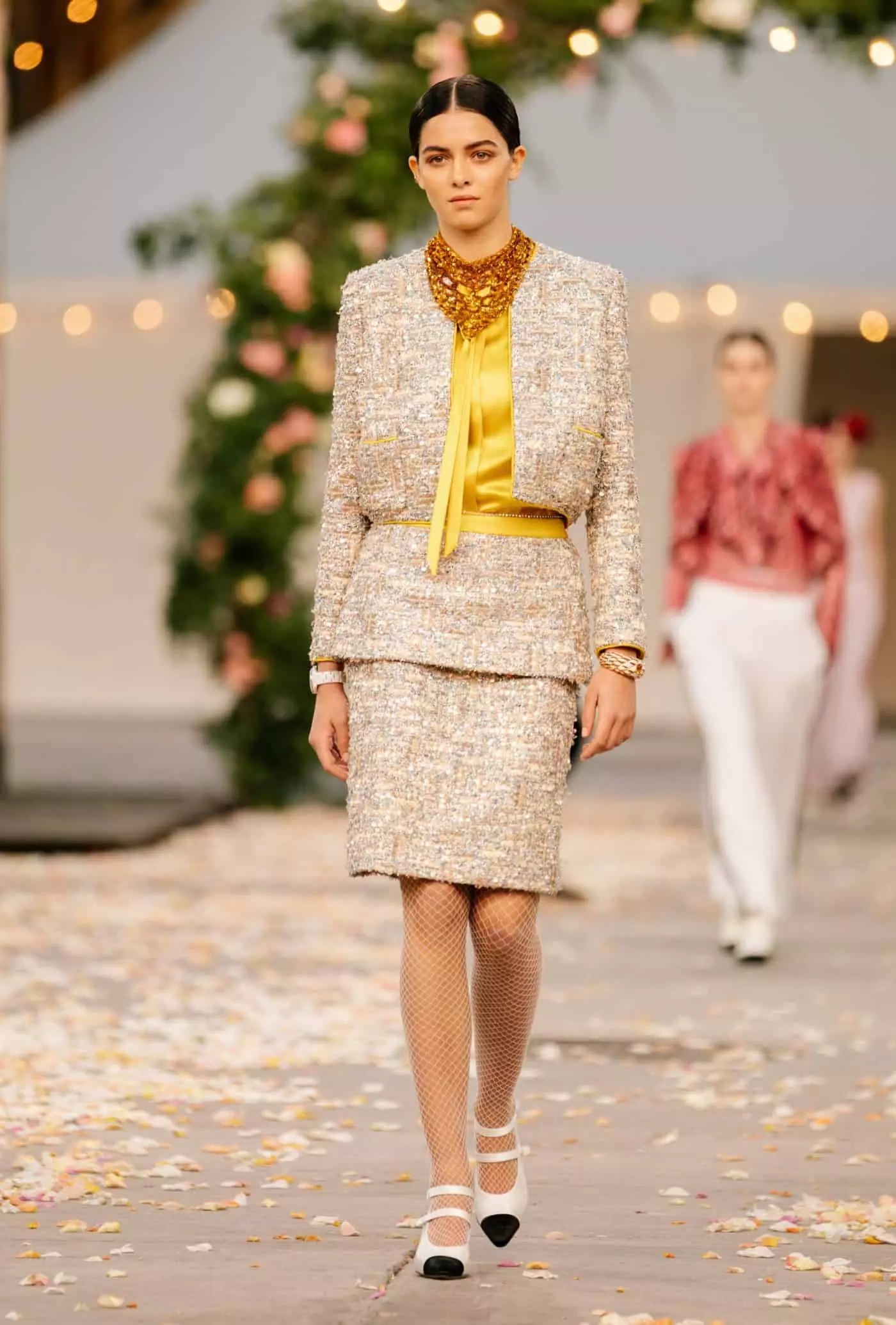 Virginie Viard ta karbi bakuncin taron dangi na Chic don lokacin bazara na Chanel '21 Haute Couture 4751_6