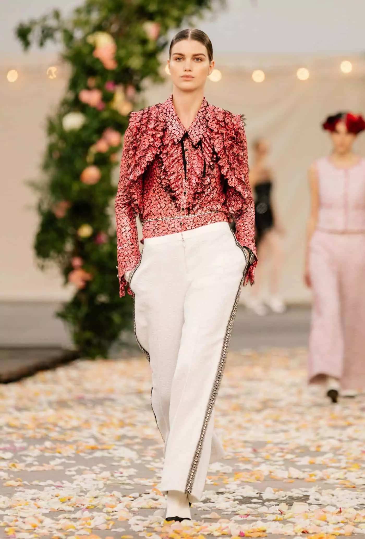 Virginie Viard ta karbi bakuncin taron dangi na Chic don lokacin bazara na Chanel '21 Haute Couture 4751_7