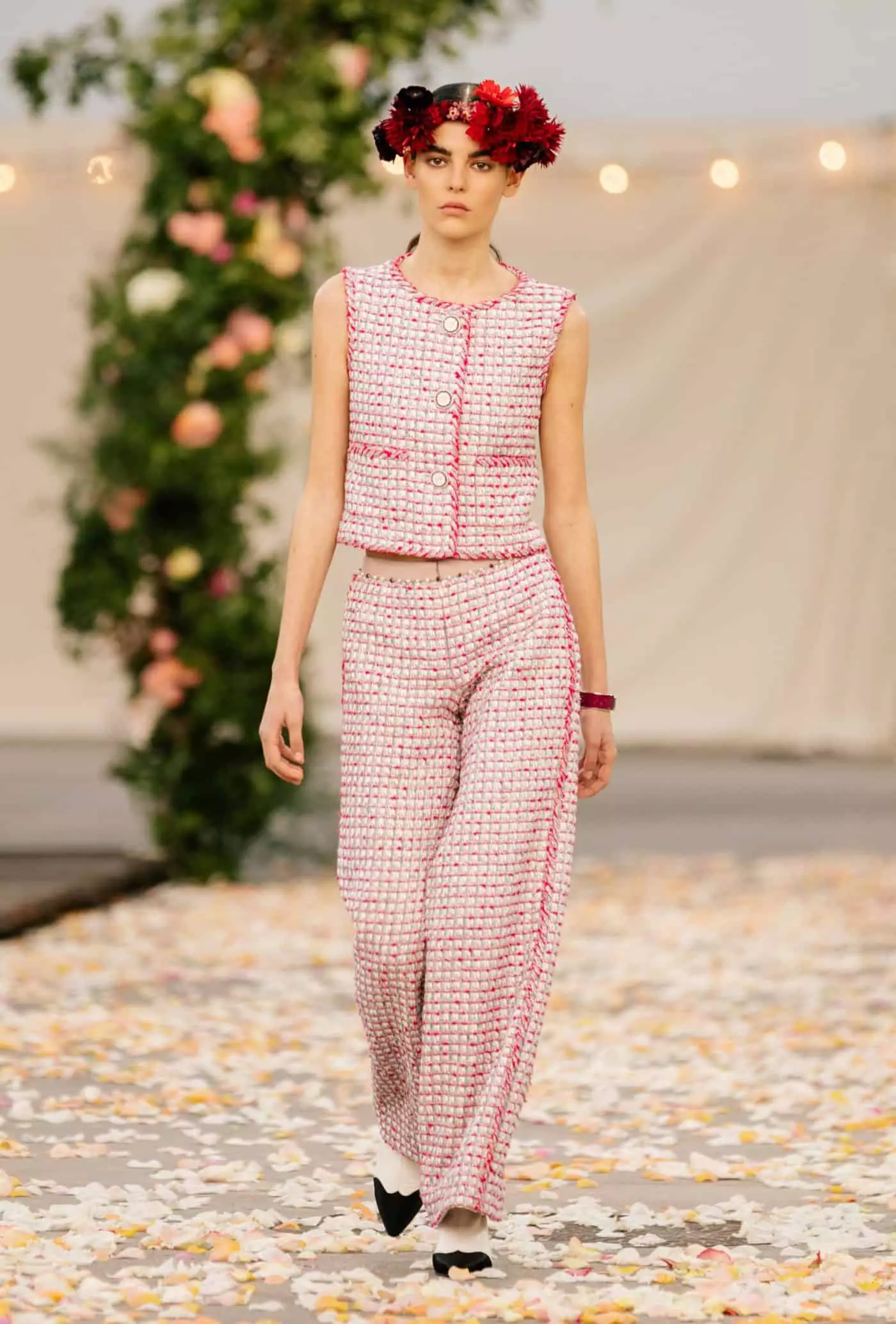 Virginie Viard òganize yon reyinyon fanmi chik pou Chanel Spring Summer '21 Haute Couture 4751_8