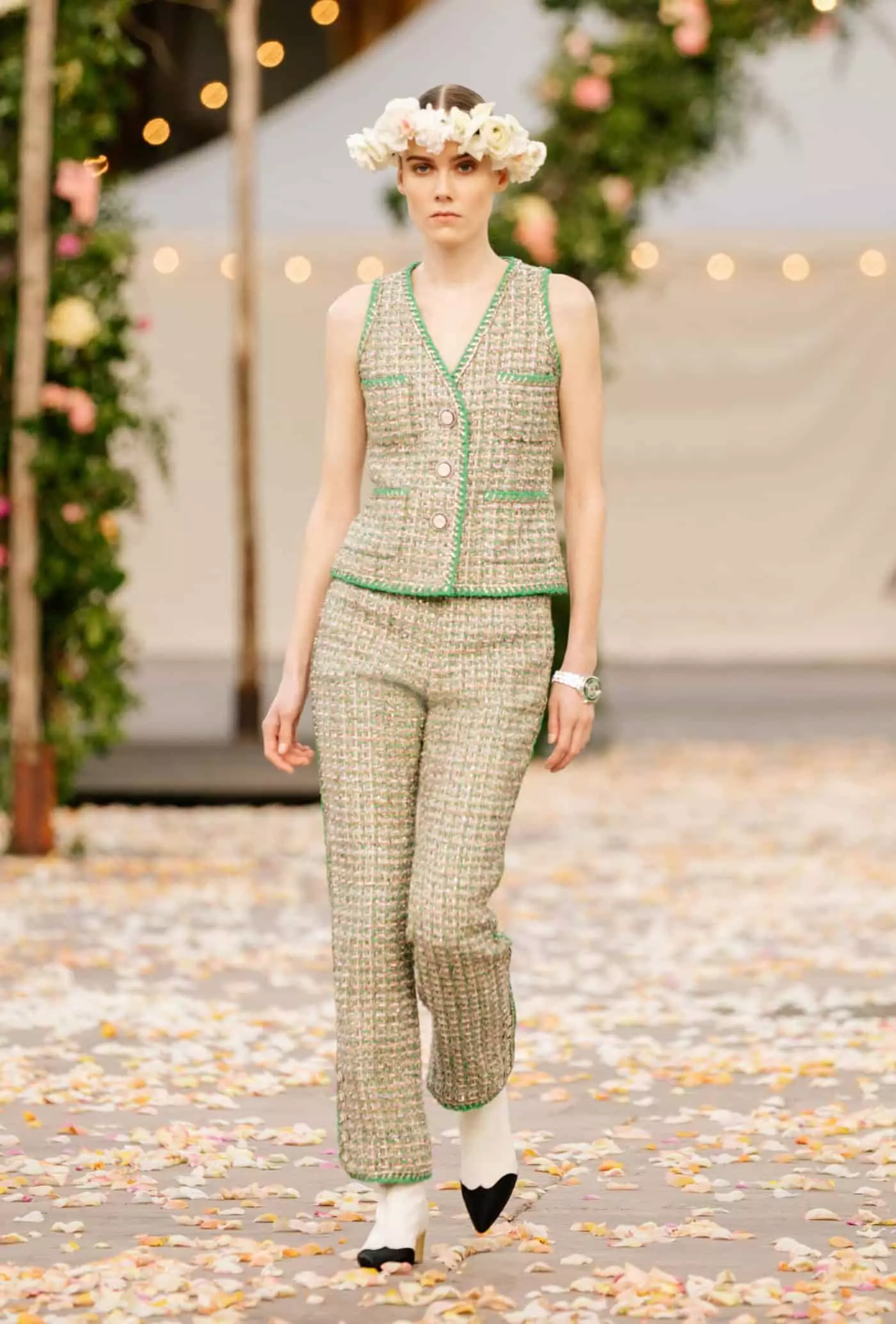 Virginie Viard òganize yon reyinyon fanmi chik pou Chanel Spring Summer '21 Haute Couture 4751_9