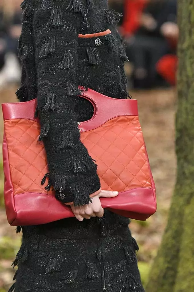 Tingnan ang Lahat ng Bagong Bag Mula sa Chanel's Fall 2018 Show 47797_11