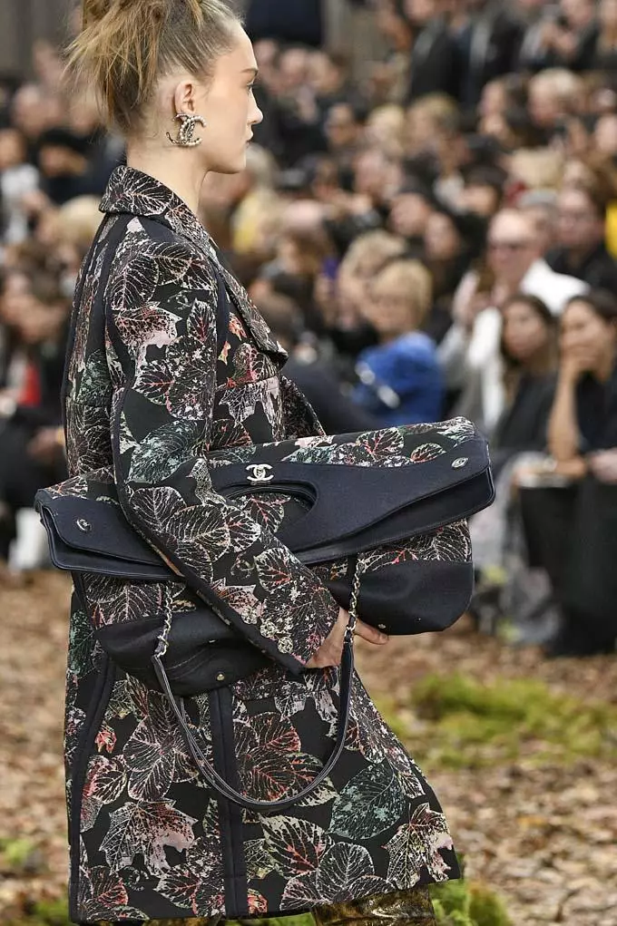Chanel's Fall 2018 ရှိုးမှ အိတ်အသစ်များအားလုံးကို ကြည့်ပါ။ 47797_15