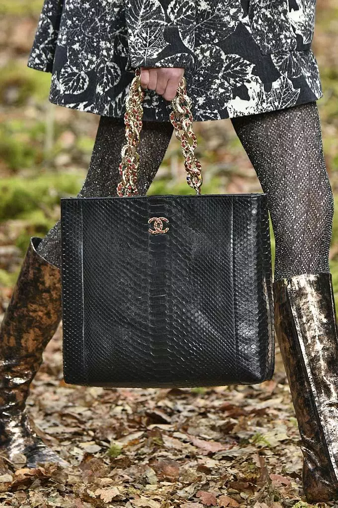 Pogledajte sve nove torbe sa Chanelove revije za jesen 2018 47797_19