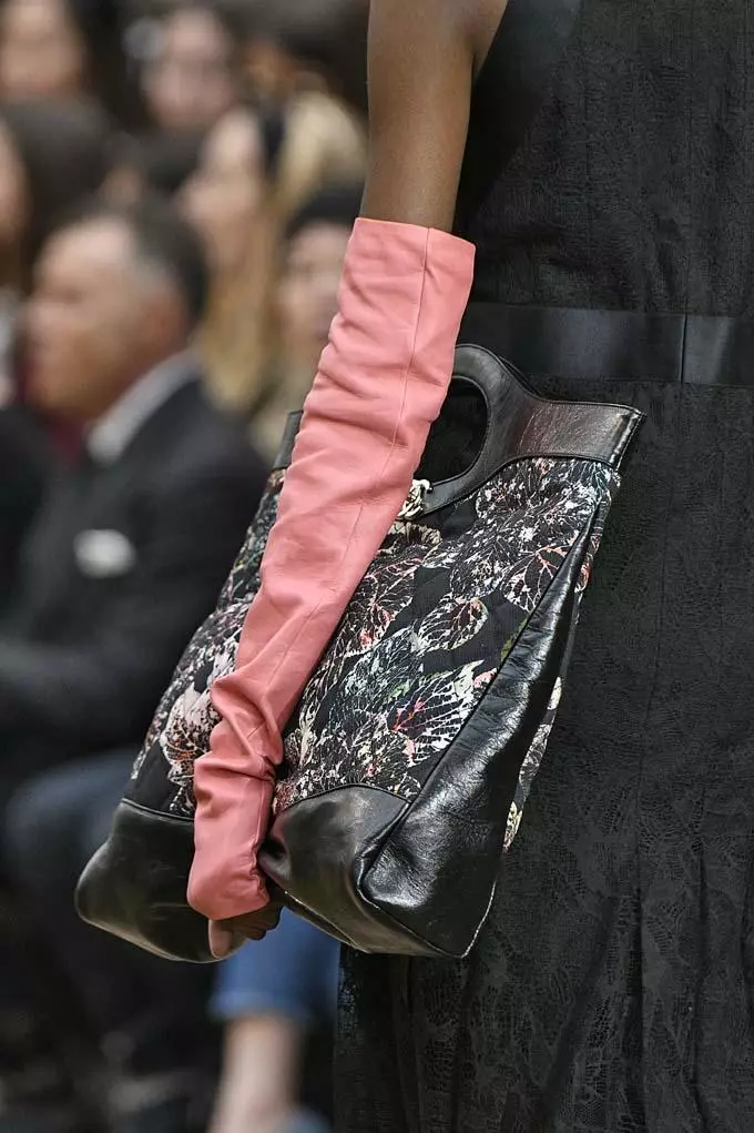 Chanel's Fall 2018 ရှိုးမှ အိတ်အသစ်များအားလုံးကို ကြည့်ပါ။ 47797_32