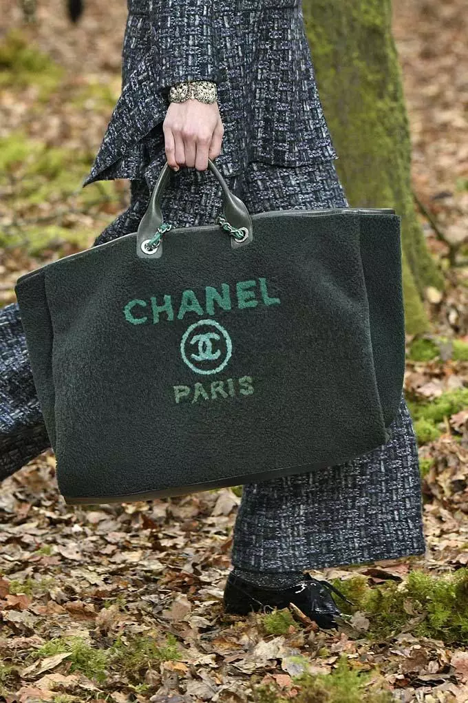 ເບິ່ງກະເປົາໃໝ່ທັງໝົດຈາກການສະແດງຂອງ Chanel's Fall 2018 47797_5