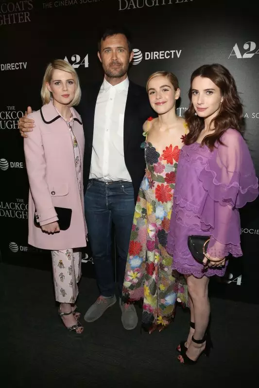 Kiernan Shipka, Emma Roberts a ďalší prídu na premietanie filmu Čierna kabáta 47879_3