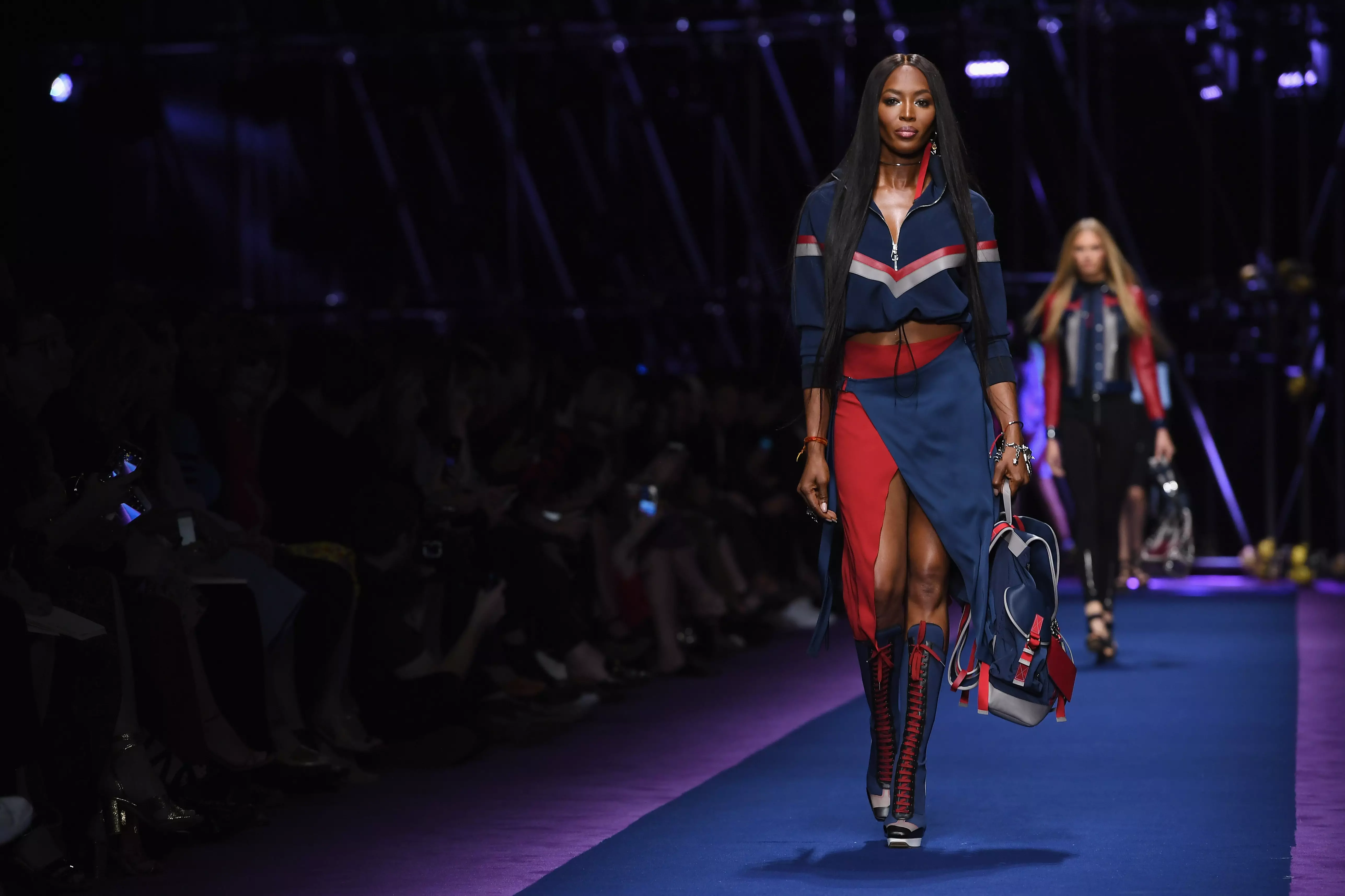 Naomi Campbell mandeha amin'ny Lohataona 2017 Show Versace