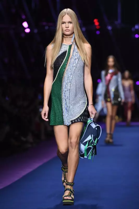 Naomi Campbell kõnnib Versace'i 2017. aasta kevadnäitusel 47917_10