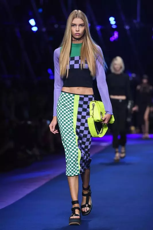 Naomi Campbell ecën në shfaqjen e pranverës 2017 të Versace 47917_11