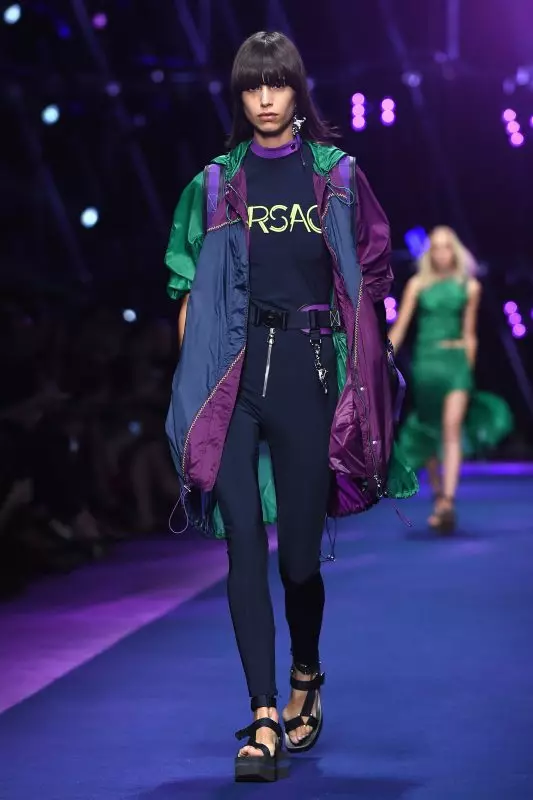 Naomi Kempbela pastaigājas ar Versace 2017. gada pavasara šovu 47917_14