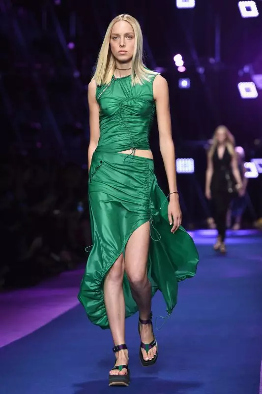 Naomi Campbell kõnnib Versace'i 2017. aasta kevadnäitusel 47917_17