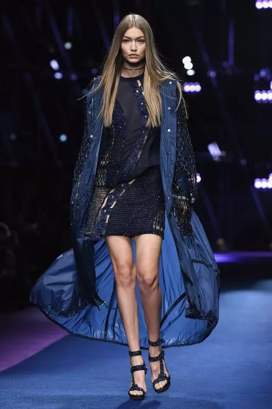娜奥米·坎贝尔 (Naomi Campbell) 走在 Versace 2017 春季秀场 47917_3