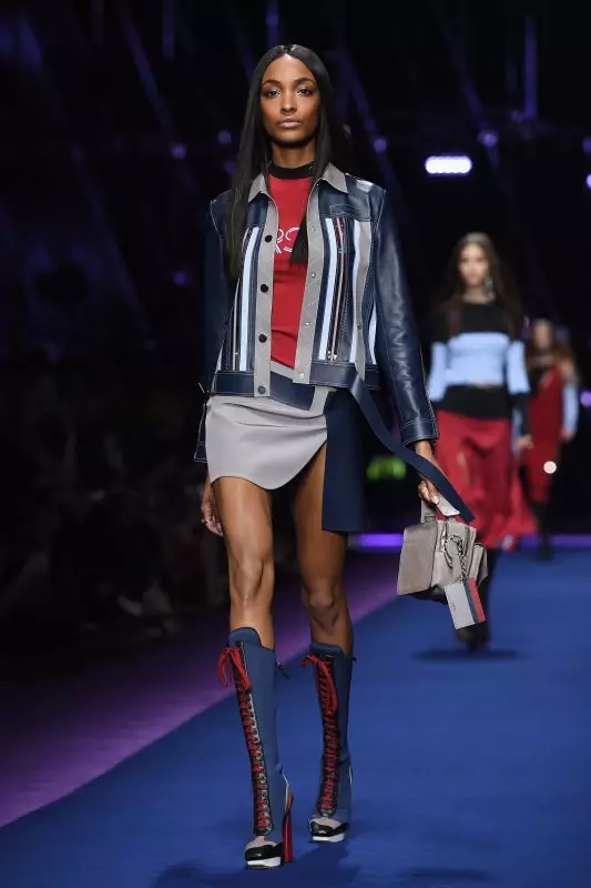 Naomi Campbell trëppelt dem Versace Fréijoer 2017 Show 47917_5