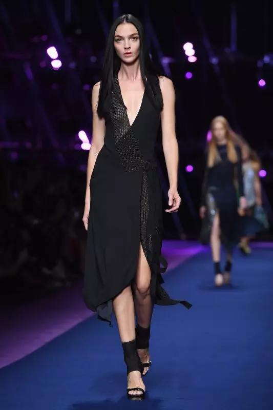 Naomi Campbell sétál a Versace 2017. tavaszi bemutatóján 47917_7