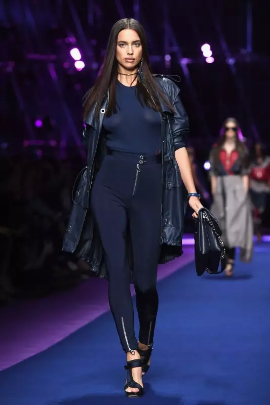 Naomi Campbell သည် Versace ၏ Spring 2017 ရှိုးကို လျှောက်လှမ်းခဲ့သည်။ 47917_8