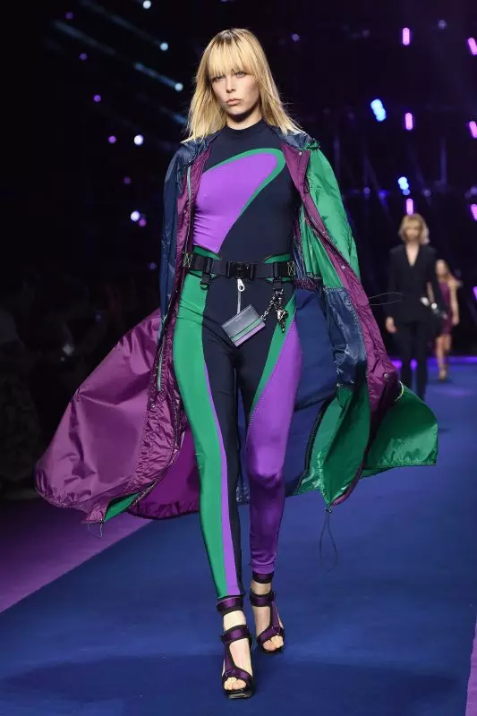 娜奥米·坎贝尔 (Naomi Campbell) 走在 Versace 2017 春季秀场 47917_9