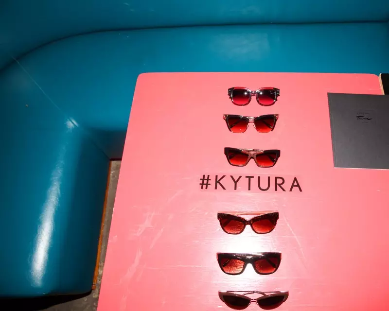 Kate Young wurket gear mei Tura op in retro-chic oanbod fan bril 4800_6