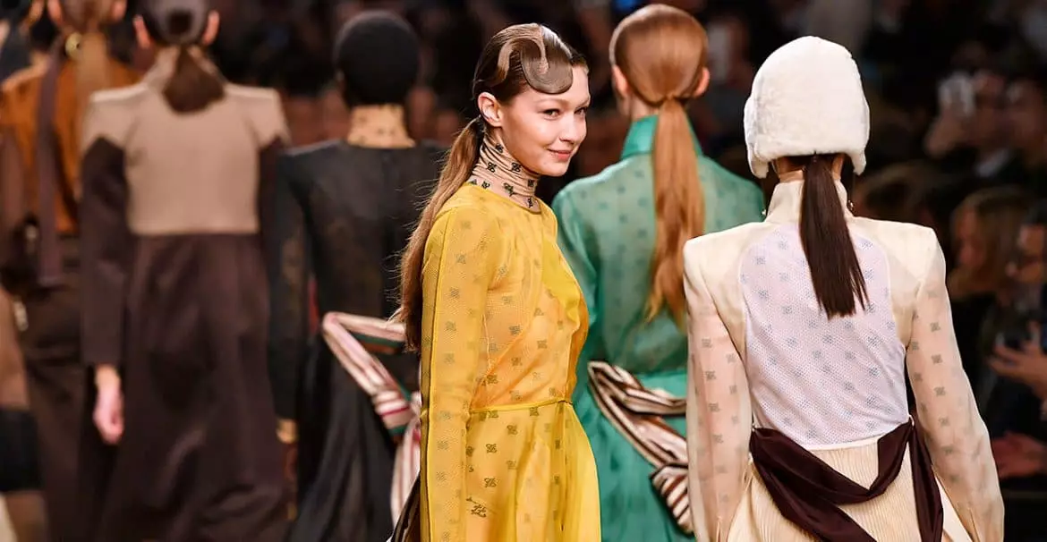 Ο θριαμβευτικός αποχαιρετισμός του Karl Lagerfeld στο Fendi, η Miuccia Prada μιλάει για τον ρατσισμό
