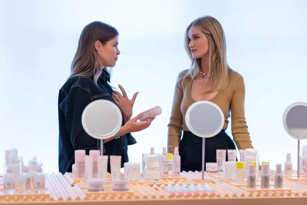 Rosie Huntington-Whiteley tyrinėja Kylie Cosmetics ir Glossier sėkmę naujoje grožio serijoje „About Face“