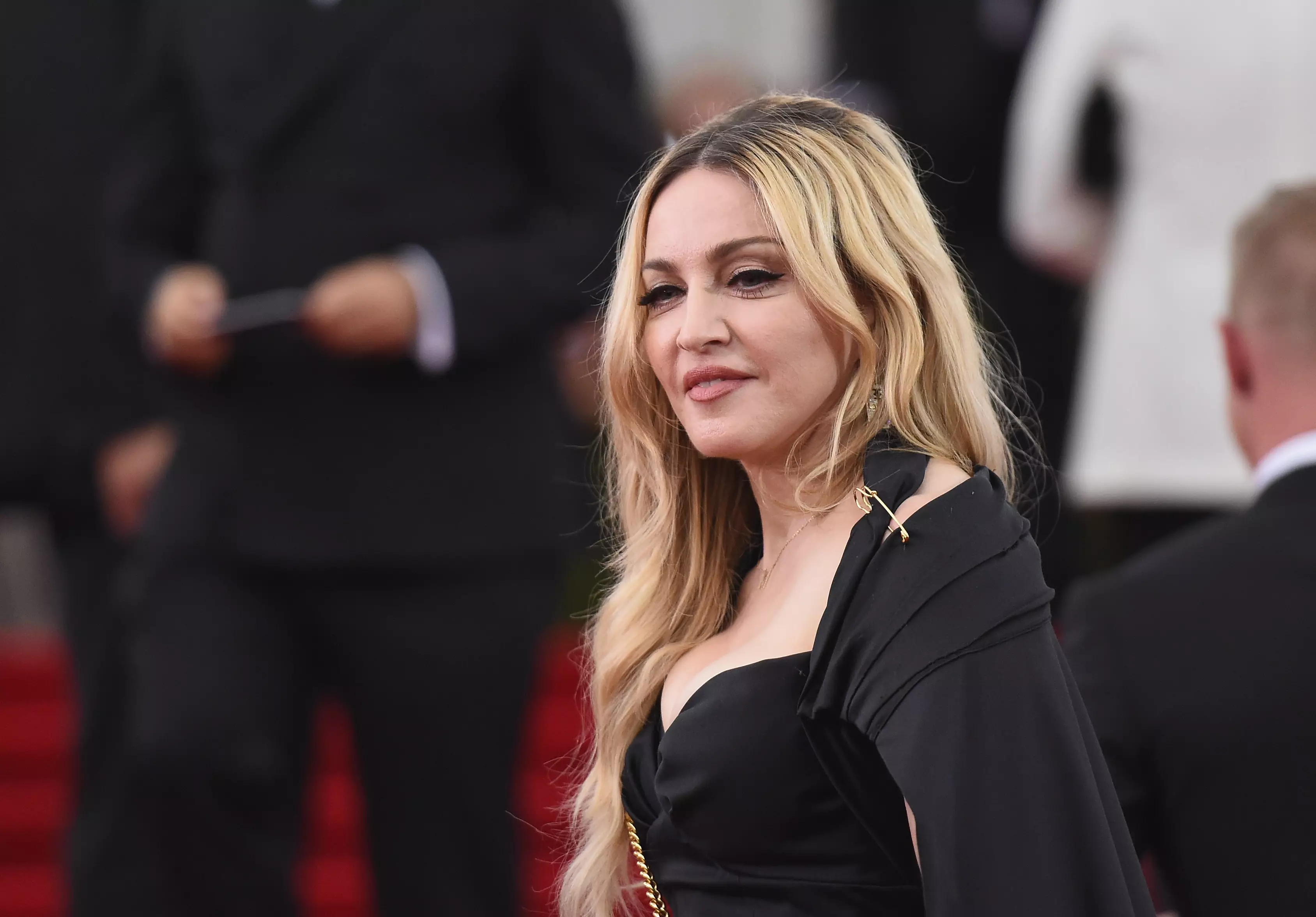 Madonna Anoncas Kostumistojn de Monda Turneo