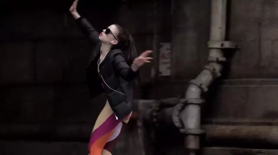 Анімалістичні рухи Лілі Макменамі в музичному відео К.Т. Аулети