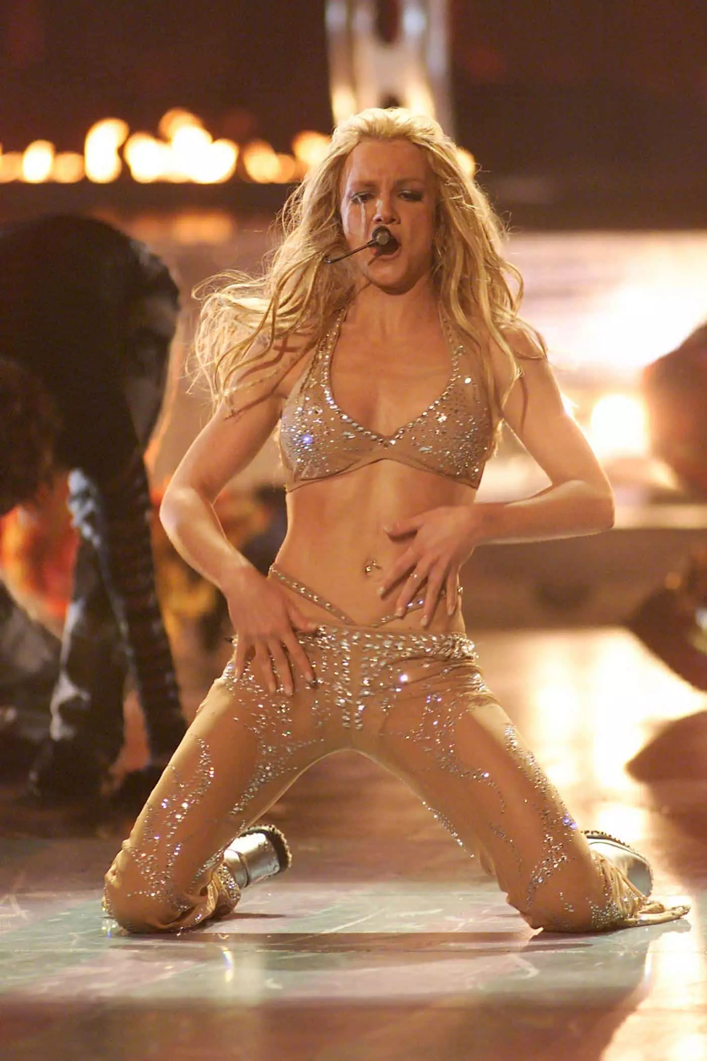 Warta saben dina: Britney Spears Mbusak Kasepen Ing Pengadilan, Miley Cyrus' Pride Special, Chanel's Centennial, Plus Gigi Hadid's Latest Campaign! 519_2