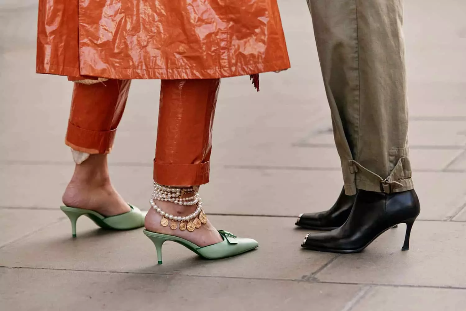 Japāņu sievietes iesniedz lūgumrakstu pret obligātu augstpapēžu kurpēm darba vietā