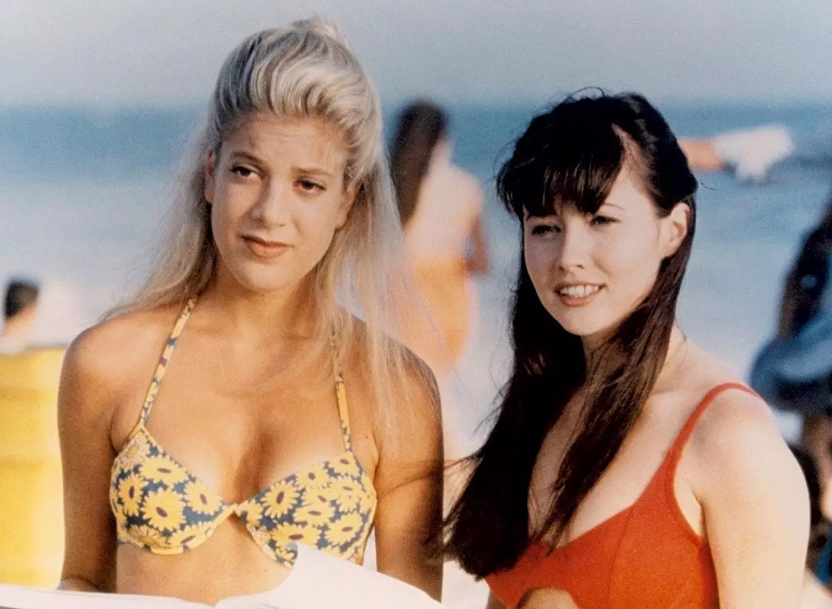 Levi's brengt hulde aan 90210's Brenda Walsh en Donna Martin