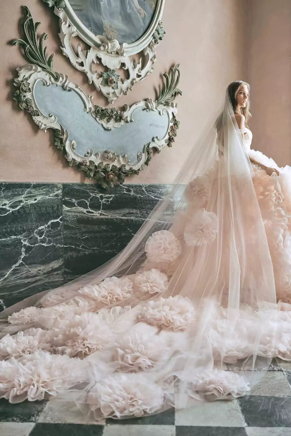 9 Chic Wedding Dress Trends para sa Bawat Uri ng Nobya 5230_15