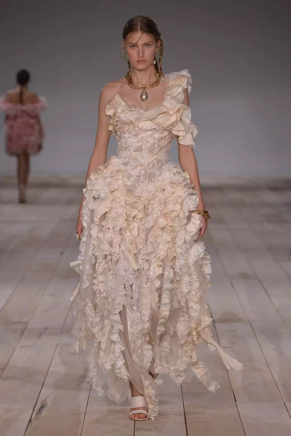 9 Chic Wedding Dress Trends para sa Bawat Uri ng Nobya 5230_3