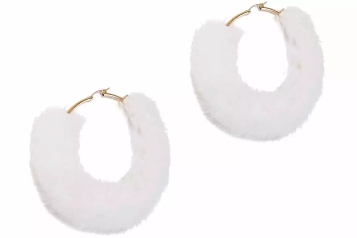 සංස්කාරක තේරීම: Pologeorgis’ Soleil Mink Hoop Earrings in Winter White 52439_1