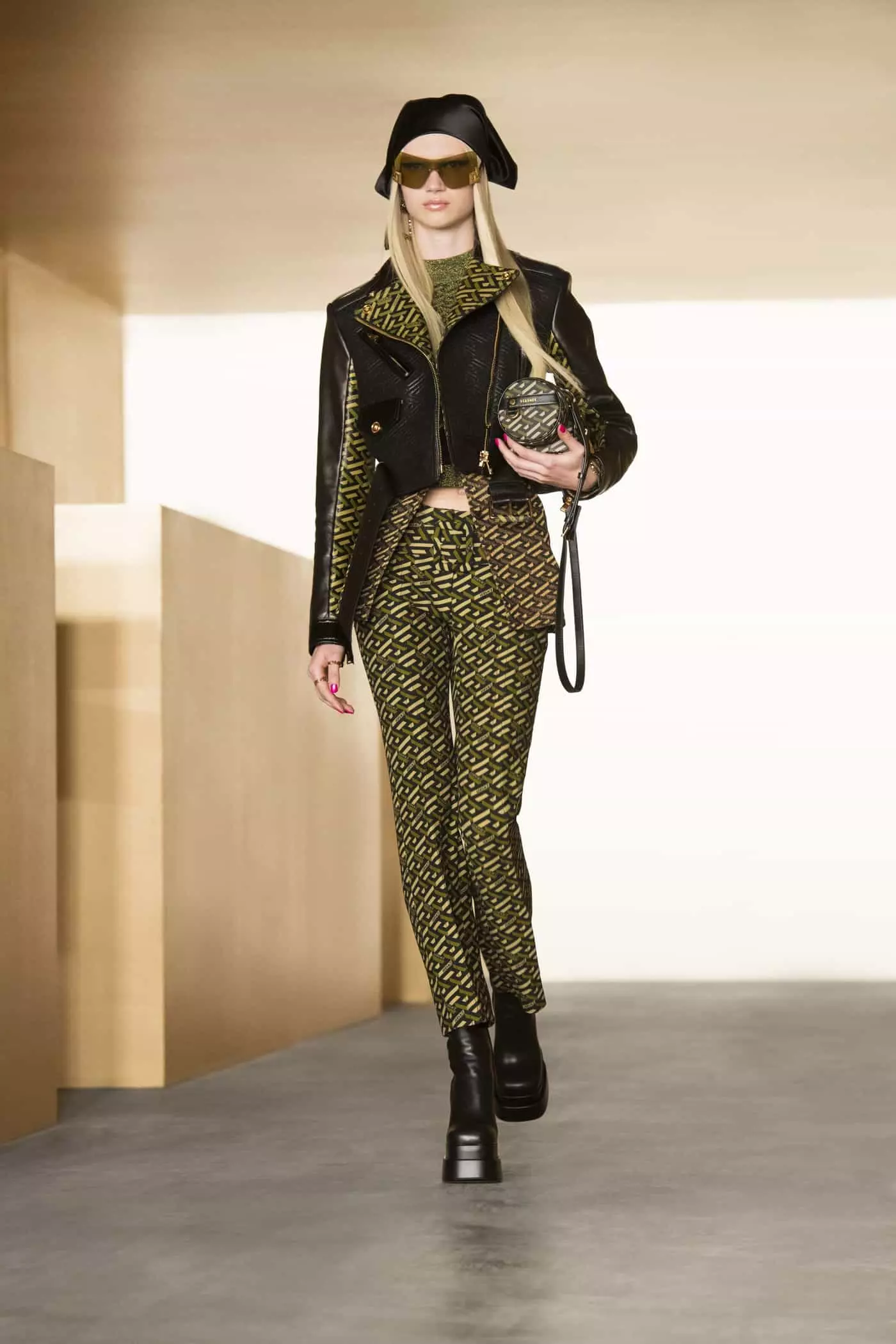 حدیدس متحد! Gigi اور Bella Versace Fall ’21 شو کے لیے رن وے پر واپس آئے 5315_18