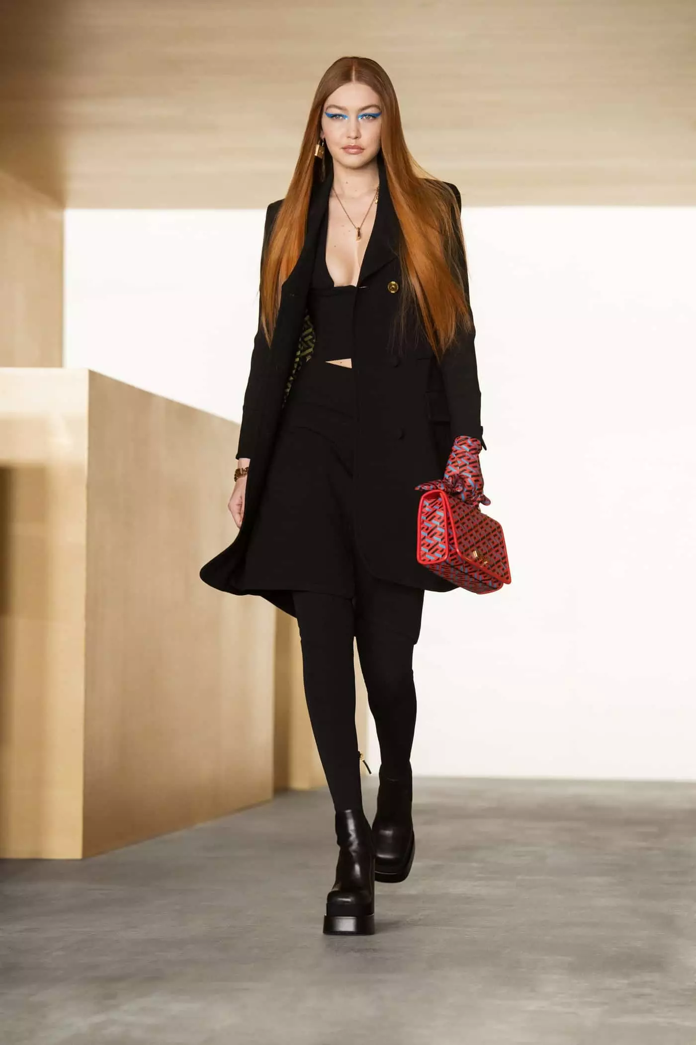 Hadid Ngahiji! Gigi Jeung Bella Balik deui ka Runway Pikeun Versace Fall '21 Show 5315_2