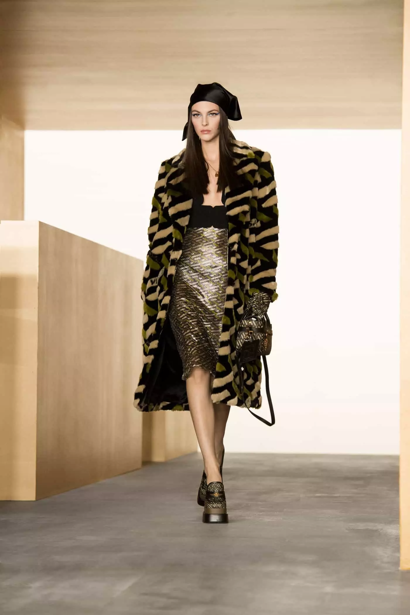 Hadid Miray! Niverina teo amin'ny làlan'i Gigi sy Bella ho an'ny fampisehoana Versace Fall '21 5315_23