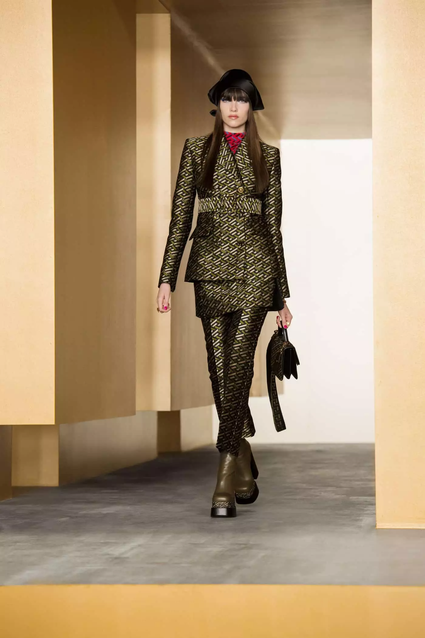 Ma Hadid Agwirizana! Gigi Ndi Bella Abwerera Ku Runway Kwa Versace Fall Show '21 5315_25