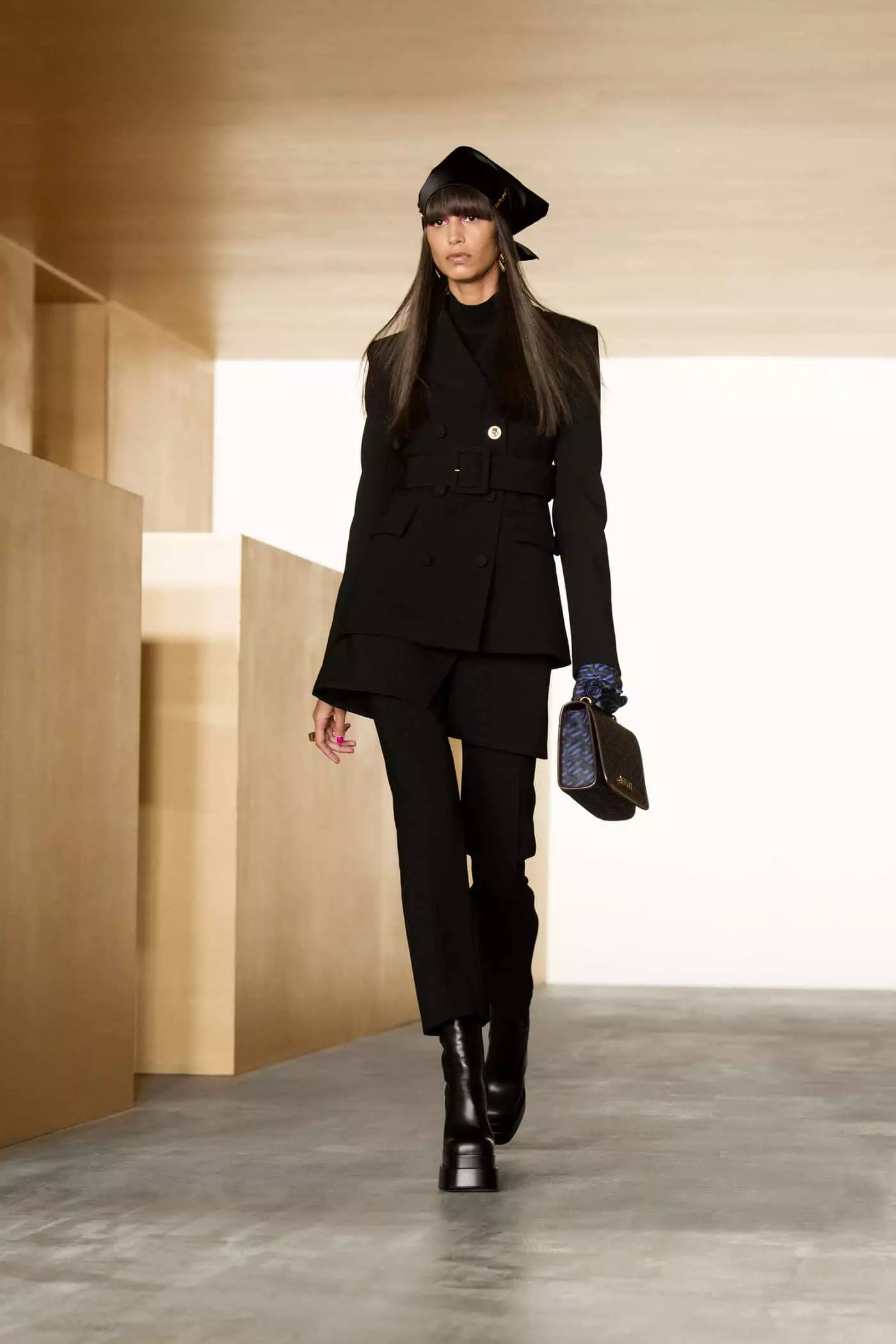 Hadid Ngahiji! Gigi Jeung Bella Balik deui ka Runway Pikeun Versace Fall '21 Show 5315_3