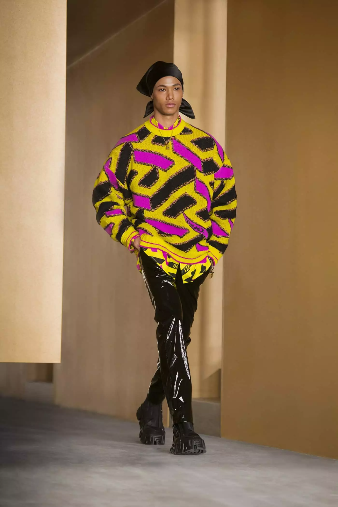 Hadids Unite! Gigi Û Bella Vedigerin Pêşangeha Pêşangeha Versace Fall '21 5315_47