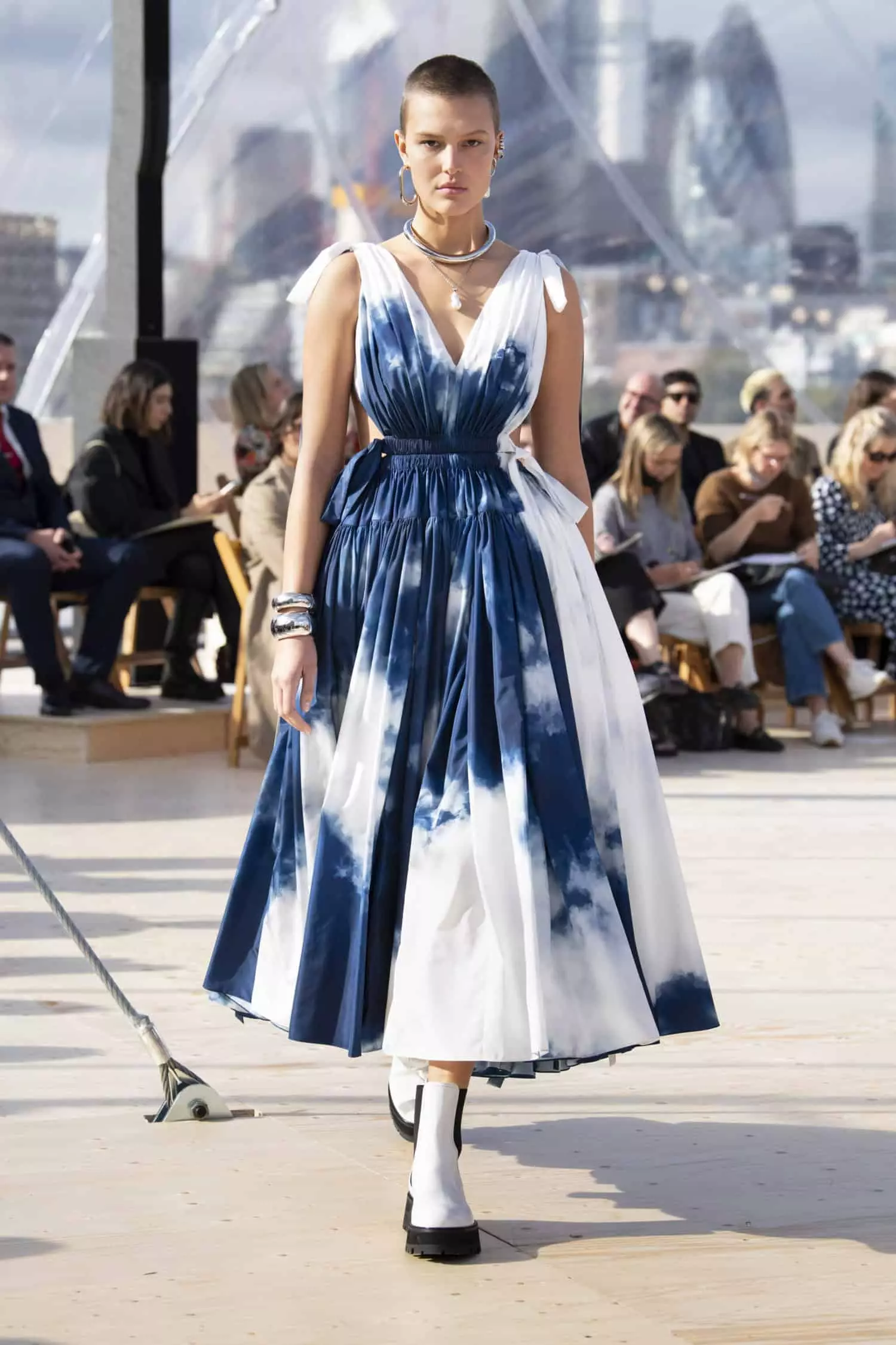 Alexander McQueen, Şehrin En Güzel Sert Kızlarına Bir Övgü İle Londra'ya Döndü 53_5