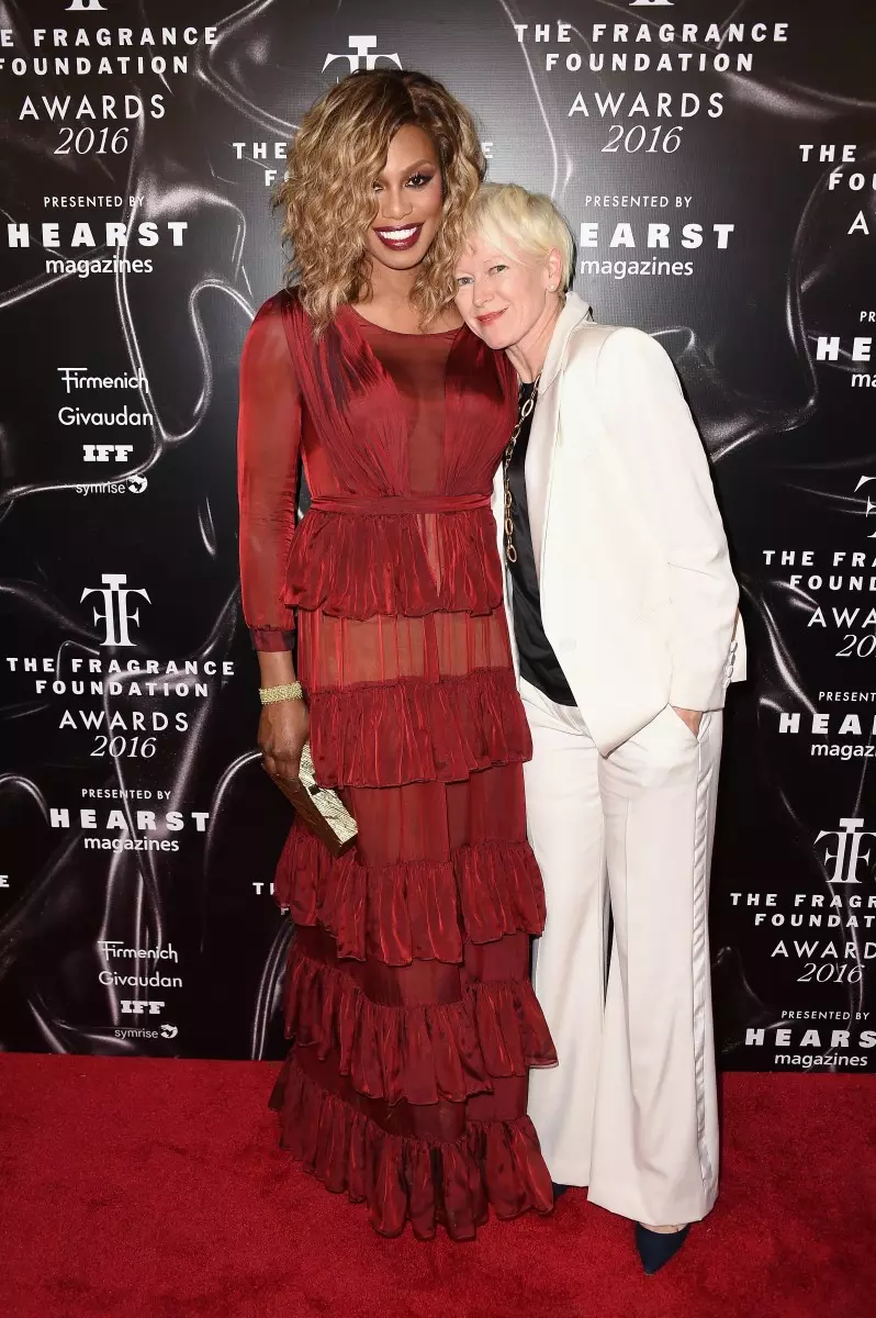 纽约，纽约 - 6 月 7 日：Laverne Cox（左）和乔安娜科尔斯出席赫斯特杂志于 2016 年 6 月 7 日在纽约市颁发的 2016 年香水基金会奖。 （Nicholas Hunt/Getty Images 香水基金会摄）
