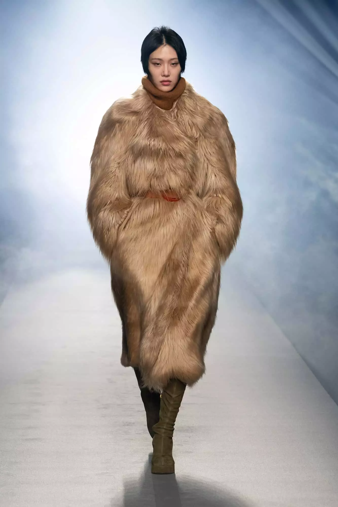 MFW ass hei! D'Alberta Ferretti liwwert Big Fall Energie Dank Dramatesche Silhouetten 5471_17