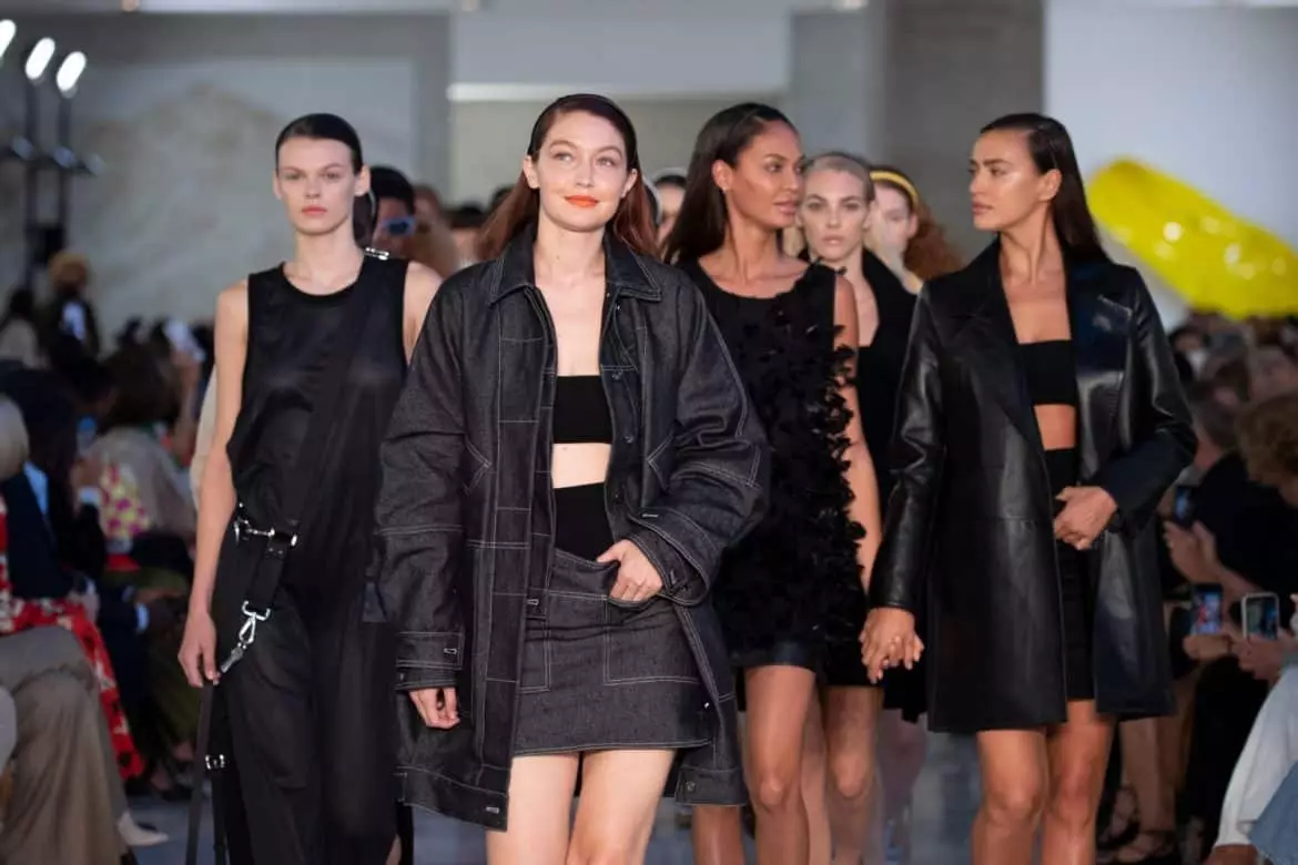 O programa repleto de supermodelos de Max Mara apresentou uma nova visão atrevida do terno poderoso