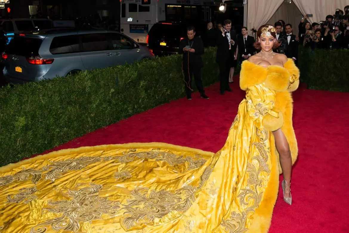 In fiering fan Rihanna dy't de Met Gala Red Carpet fermoardzje