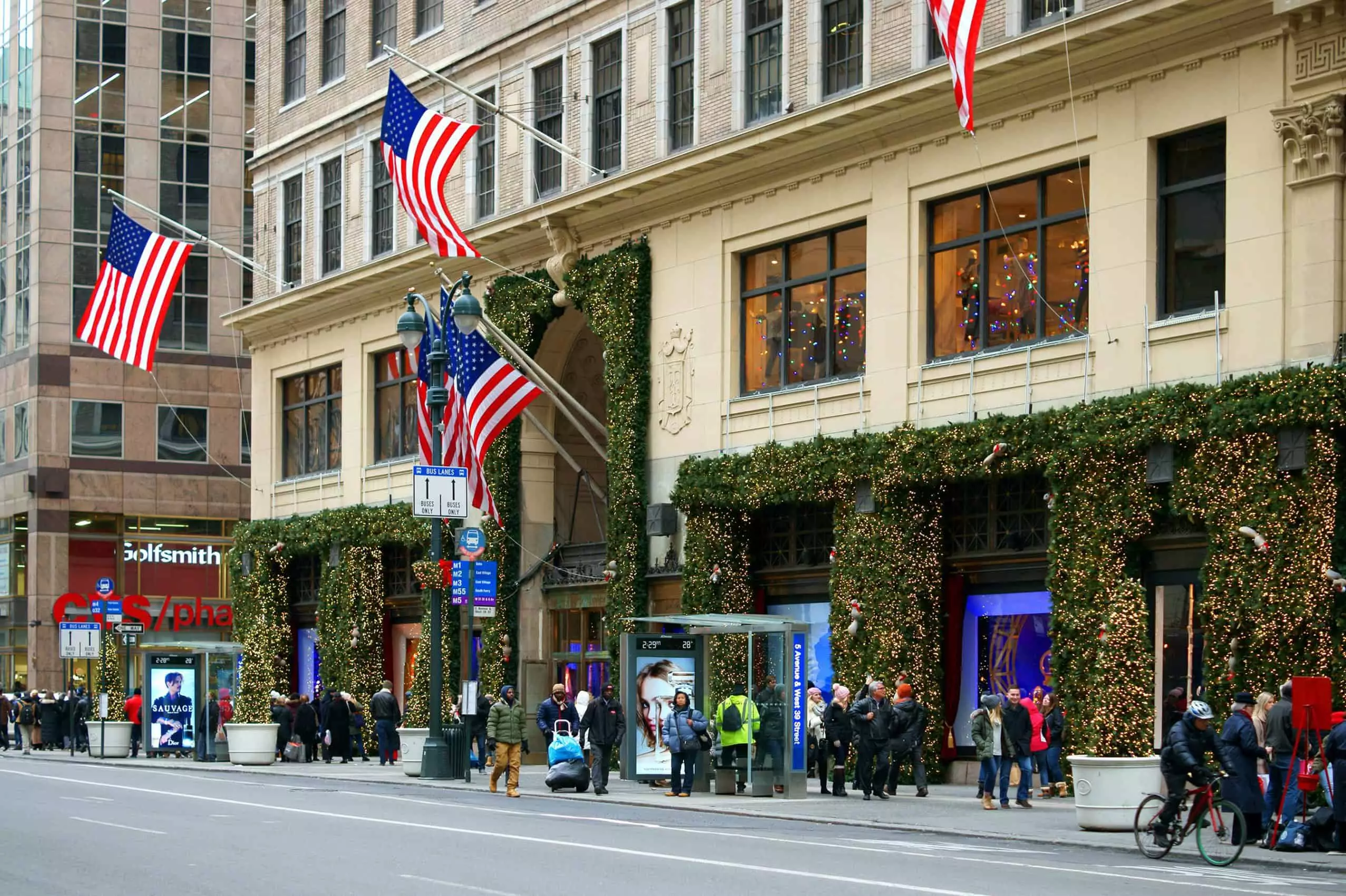 Коронавирус закрывает всемирные недели моды, крупная покупка недвижимости Amazon в Нью-Йорке 5542_2