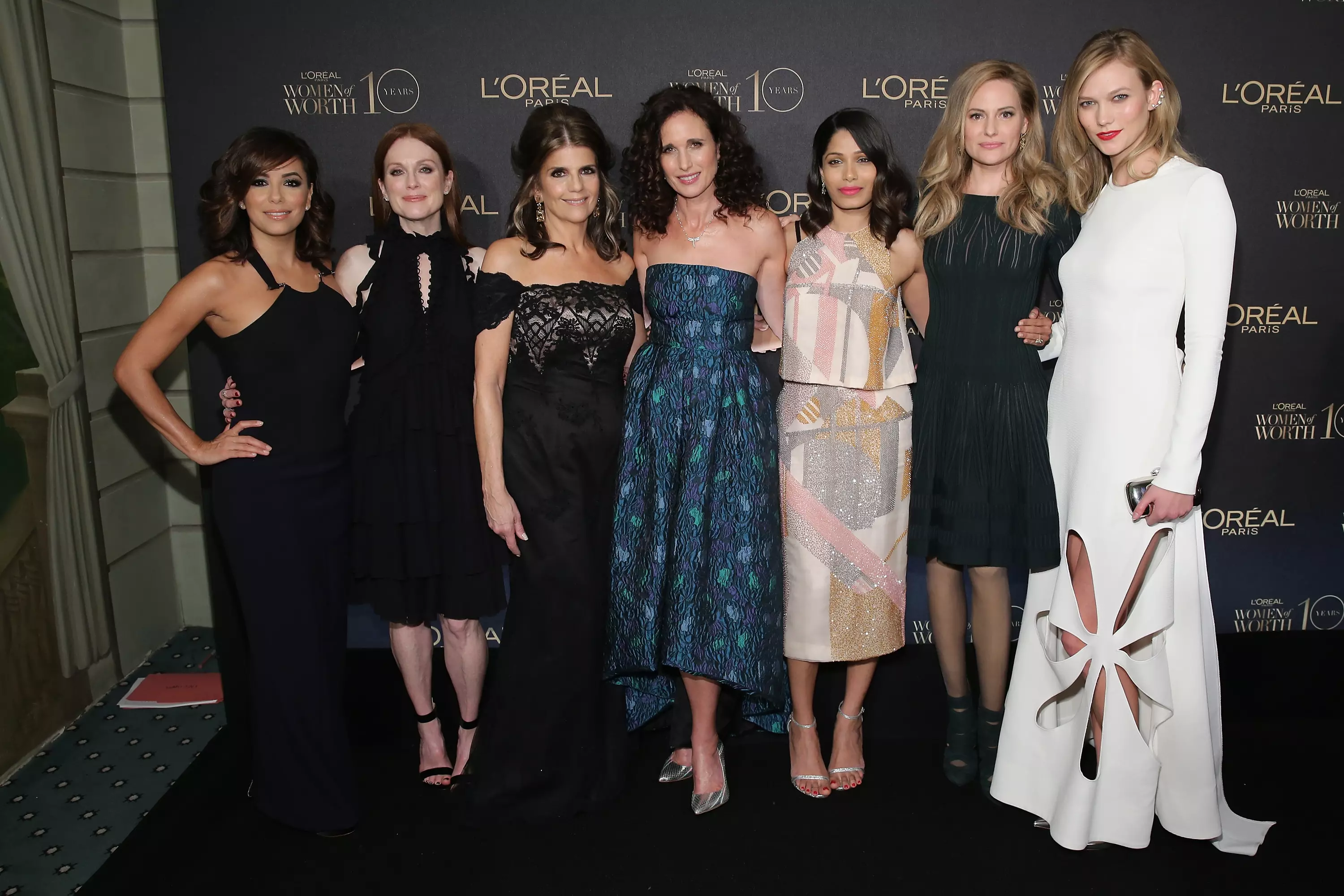 Julianne Moore, Freida Pinto, Andie MacDowel ஆகியோர் L'Oréal Paris இல் மதிப்புள்ள பெண்களுக்காக இணைகிறார்கள்