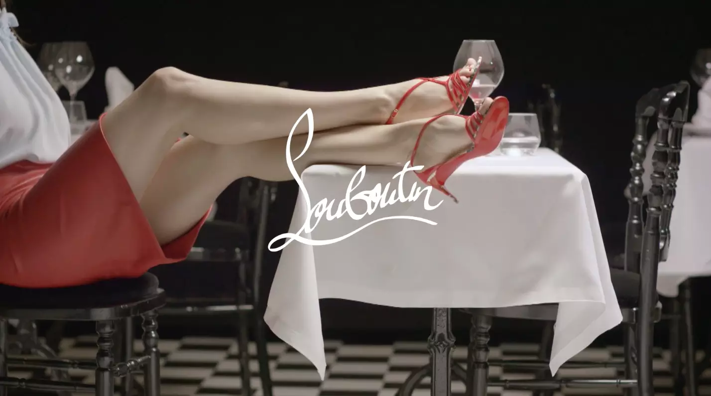 Christian Louboutin promoot flats in nieuwe campagnefilm