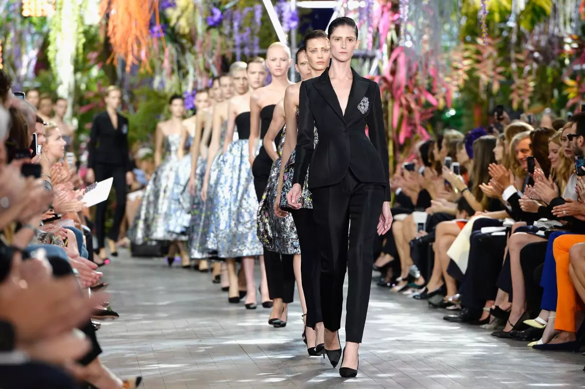 Fashion Intel: Dior және McQueen негізгі хабарландырулар жасайды